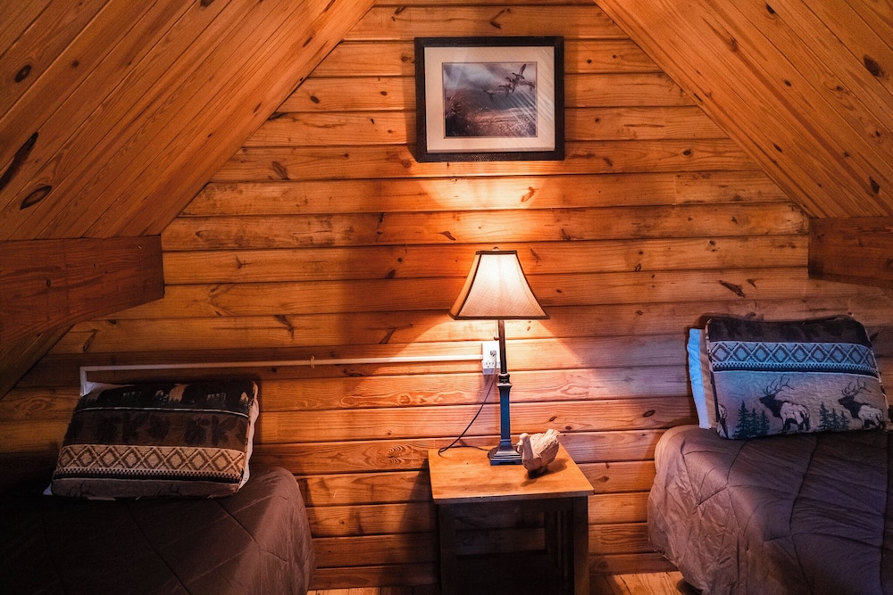 2 Lakeside : Charming 2-bedroom cabin with AC, WiFi in welcoming ...