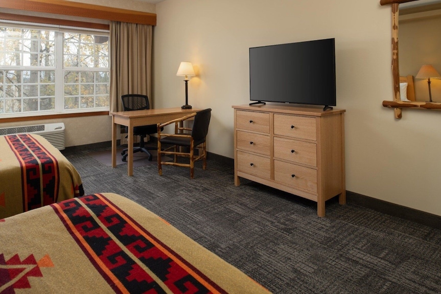 Cozy Lodge-styled Room W/ Comfortable Bed & Keurig Coffee Maker - Portland, OR