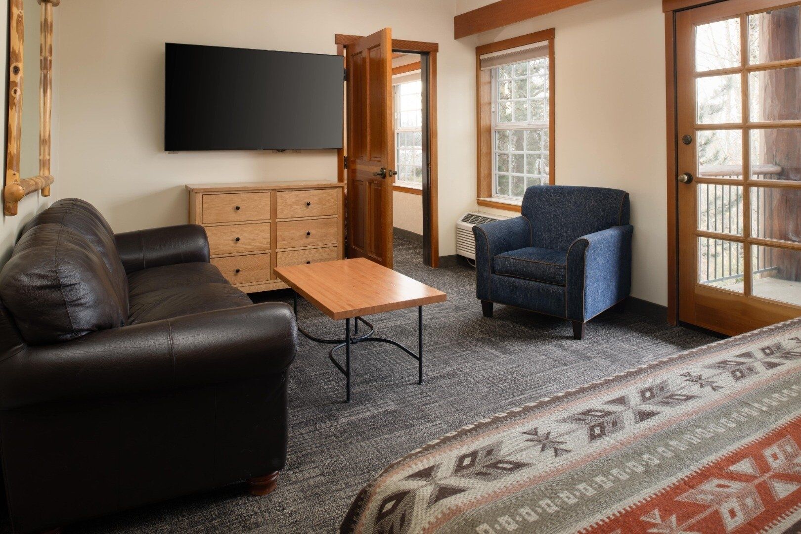 Experience Comfort At This Cozy Lodge-styled Family Room W/ Balcony - 溫哥華