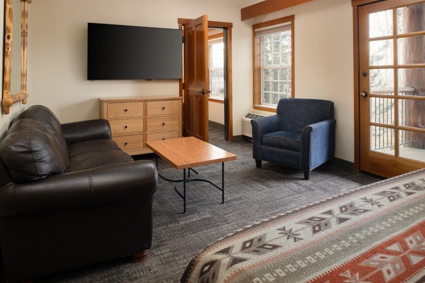 Experience Comfort At This Cozy Lodge-styled Family Room W/ Balcony - 溫哥華