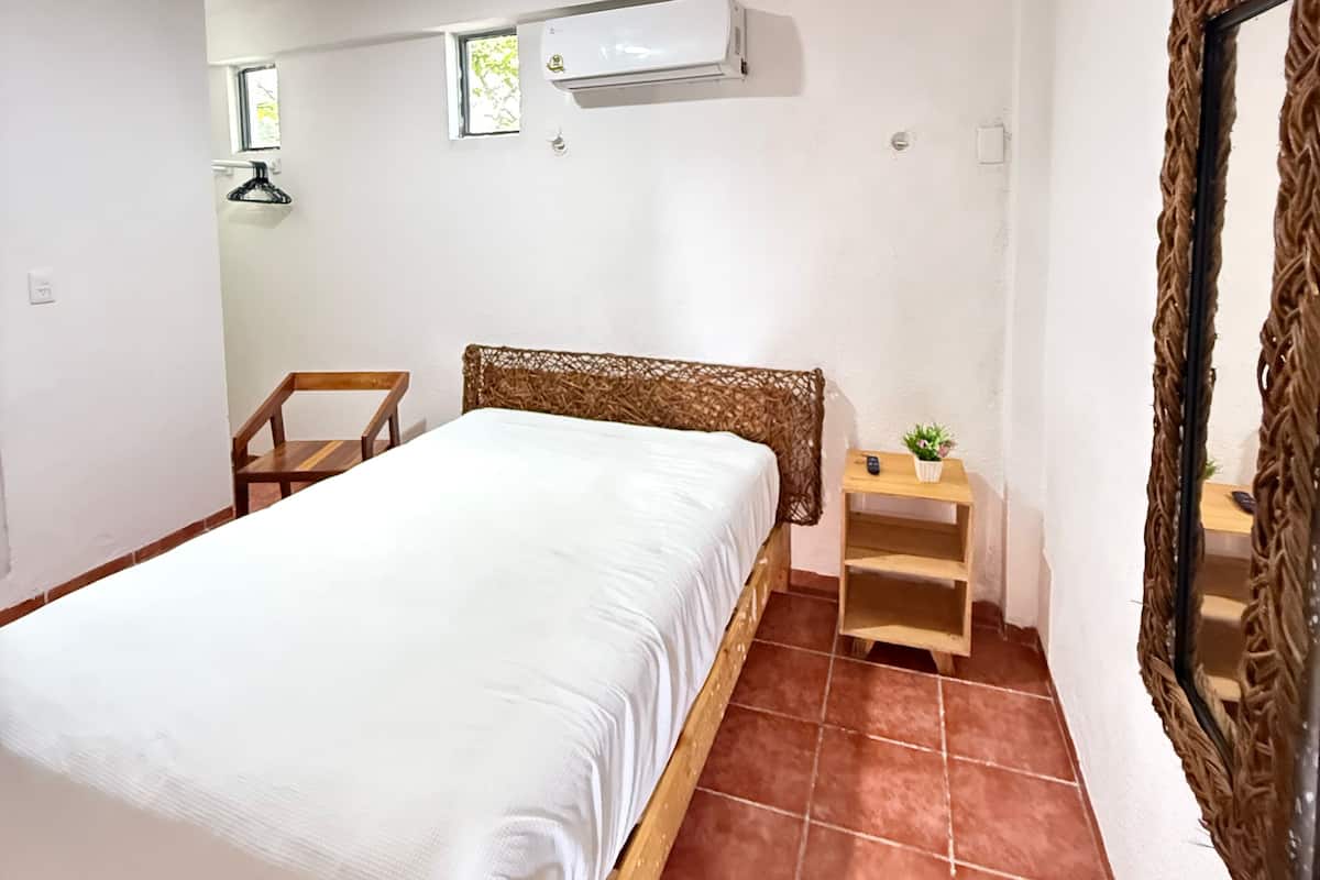 Quarto básico | Ferros/tábuas de passar roupa, Wi-Fi de cortesia, roupa de cama