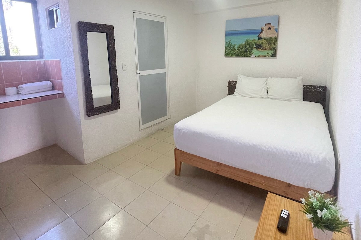 Suíte estúdio básica, 1 cama de casal | Ferros/tábuas de passar roupa, Wi-Fi de cortesia, roupa de cama