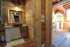 Chalé, vista para a montanha | Banheiro | Chuveiro, secador de cabelo, bidê, toalhas de banho