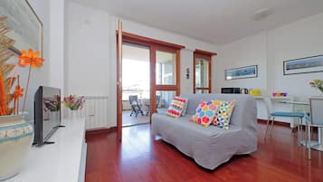 Apartamento, 1 quarto | Área de estar | TV de tela plana 32 polegadas com canais a cabo