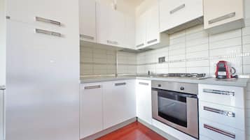 Uma máquina de café expresso, uma chaleira elétrica