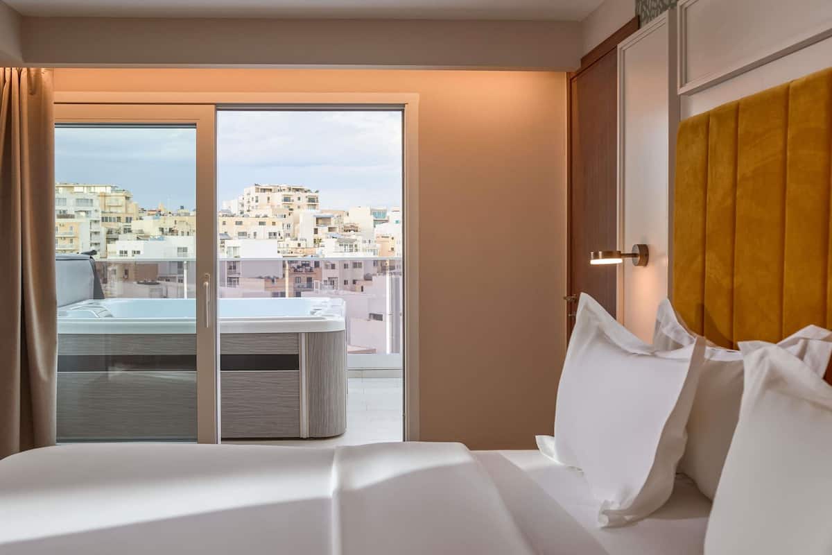 Suíte, 1 cama de casal, sacada | Roupas de cama premium, individualmente decorados