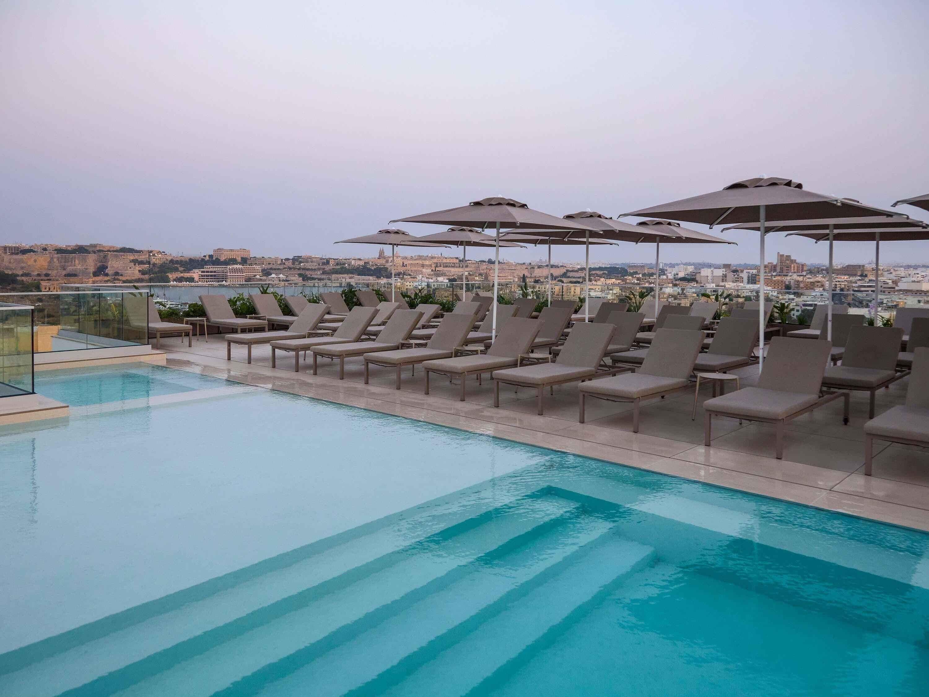 Piscina interna, piscina externa