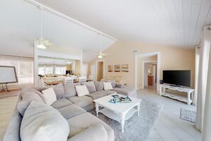 Casa, várias camas (Sandy Shores) | Sala de estar