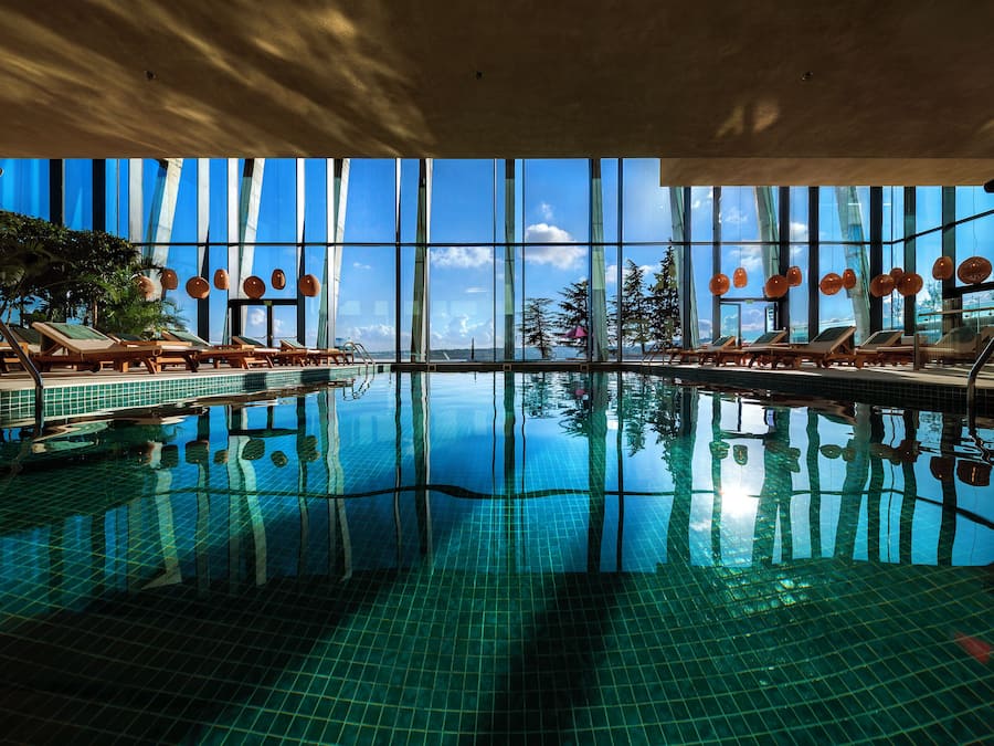 Piscina interior, piscina exterior sazonal