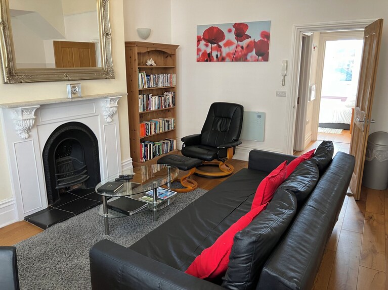 High Street Suites 3 - Ventnor Apartment Close To Amenities With Own Parking - Shanklin