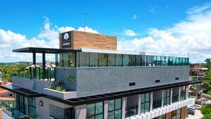 Um edifício moderno de vários andares, com janelas amplas e telhado plano.