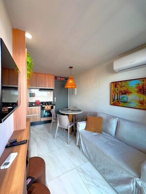 Apartamento Deluxe | Sala de estar | TV de ecrã plano 