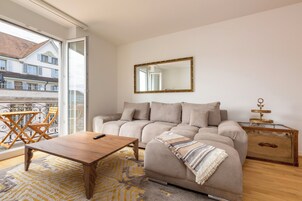 Apartamento grand, 2 quartos | Área de estar | Smart TV 32 polegadas com canais digitais