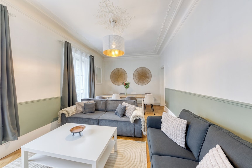 The Royal Court At Versailles - Chevreuse