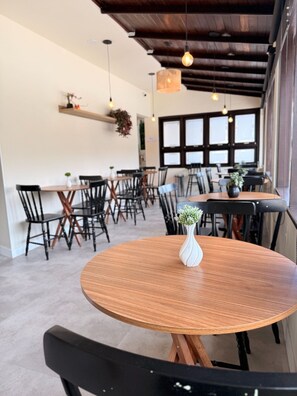 Café da manhã com buffet grátis todos os dias