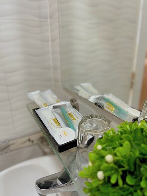 Chuveiro, produtos de toalete grátis, secador de cabelo, chinelos