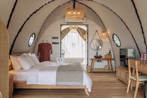 Cofre no quarto, secretária, cortinas/cortinados opacos 