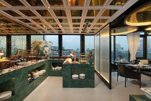 Café da manhã com buffet grátis todos os dias