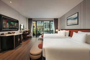 Quarto quádruplo superluxo, sacada, vista para a cidade | Frigobar, cofres nos quartos, escrivaninha