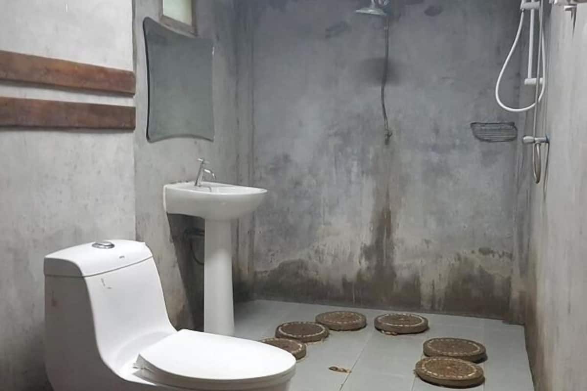 Um polibã, um chuveiro fixo, artigos de higiene pessoal grátis