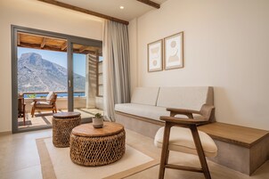 Suite-Estúdio Superior, 2 quartos | Sala de estar | Televisor 