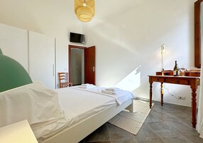 Apartamento, varanda, vista parcial para o mar | 1 quarto, com mobília individualizada, Wi-fi grátis