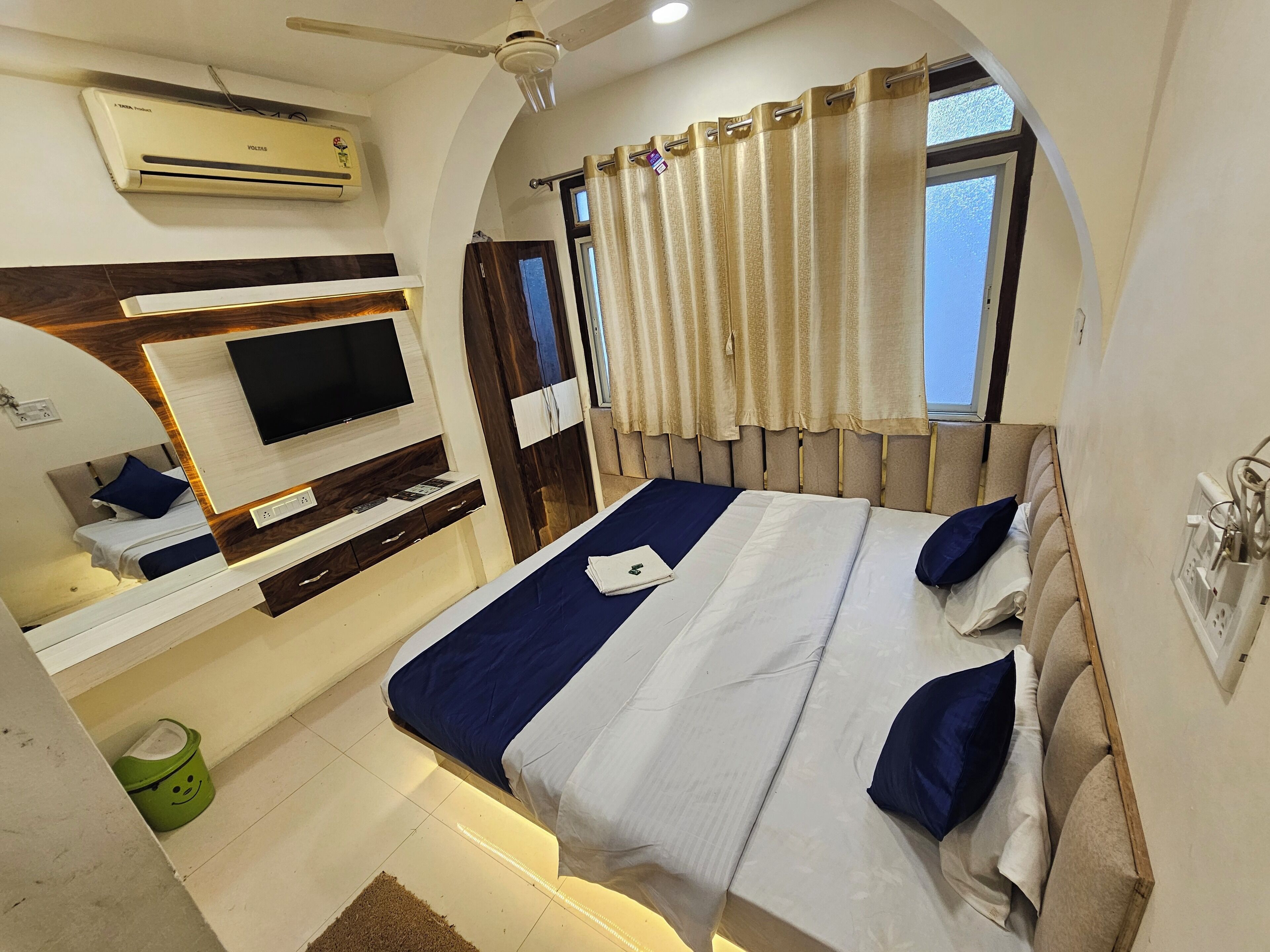 Quarto casal luxo | Escrivaninha, espaço de trabalho para notebook, Wi-Fi de cortesia