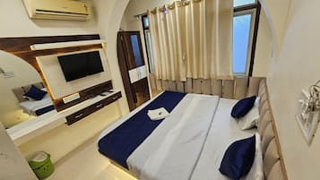 Quarto casal luxo | Escrivaninha, espaço de trabalho para notebook, Wi-Fi de cortesia