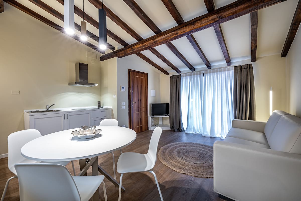 Penthouse Design | Sala de estar | Televisor de ecrã plano de 48 polegadas com canais digitais