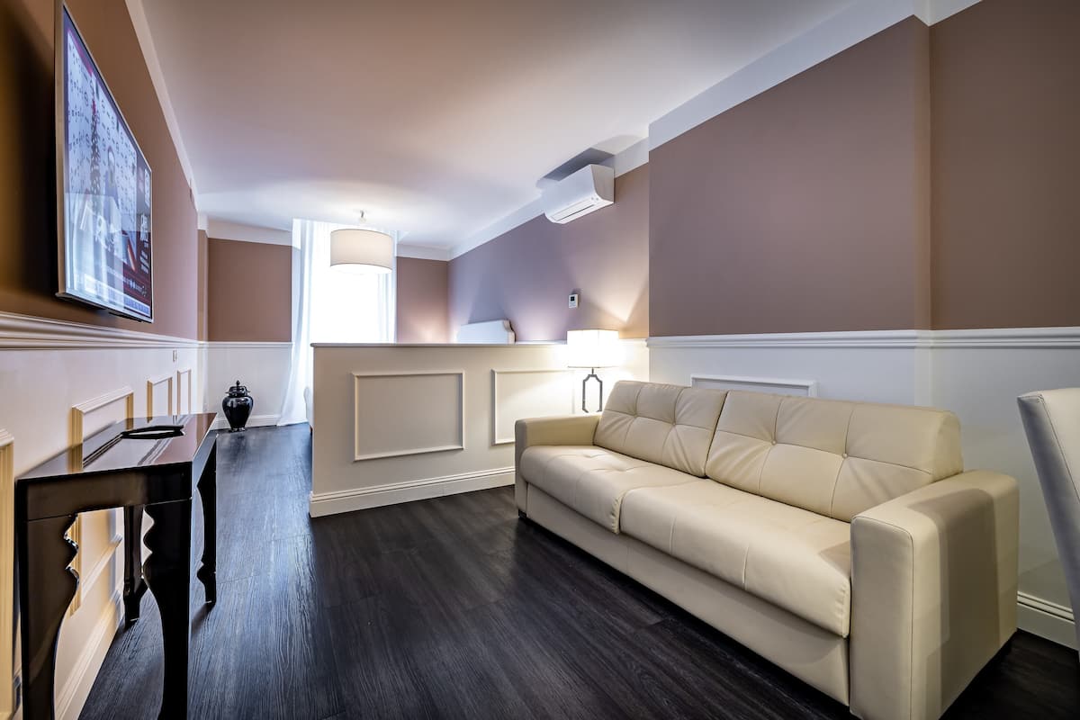 Apartamento Superior | Sala de estar | Televisor de ecrã plano de 48 polegadas com canais digitais