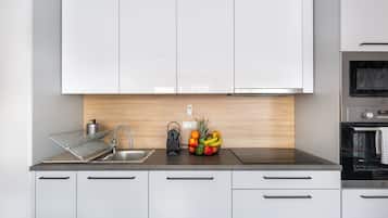 Apartamento Deluxe, 2 quartos, varanda | Cozinha privada | Um frigorífico, um forno, uma placa de cozinha
