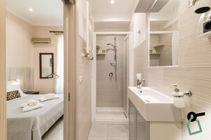 Quarto Clássico com Cama de Casal | Casa de banho | Um polibã, artigos de higiene pessoal grátis, um secador de cabelo 
