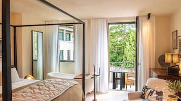 Suíte júnior, 1 cama King, sacada, vista para a piscina | Roupas de cama premium, frigobar (abastecido com alguns itens grátis)