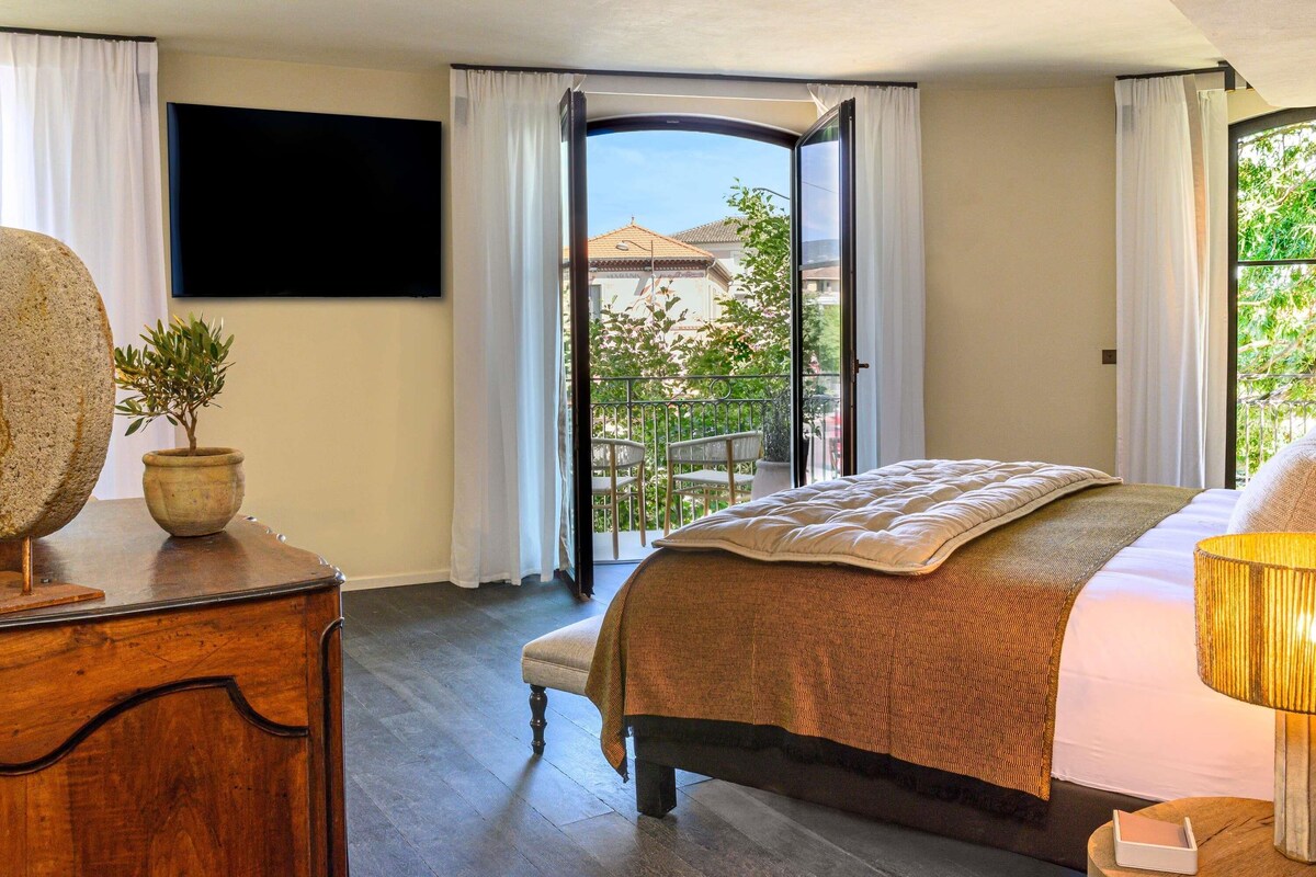 Suíte presidencial, 1 cama King, sacada, vista para a piscina | Roupas de cama premium, frigobar (abastecido com alguns itens grátis)