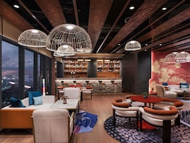2 bares/lounges, um bar junto à piscina