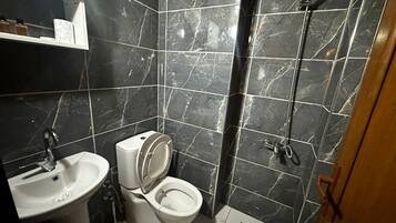 Quarto triplo luxo | Banheiro | Chuveiro, secador de cabelo, toalhas de banho, sabonete