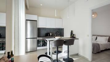 Apartamento Familiar, vista para o jardim | Cozinha privada | Um frigorífico/congelador grande, um micro-ondas, um forno