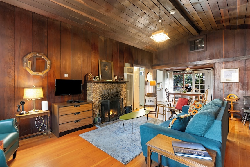Bay Tree Cottage ~ Rustic, Charming, Centrally Located! Hot Tub, Dog Friendly - Russian River, CA