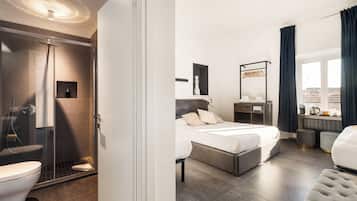 Quarto Quádruplo, casa de banho privativa, Vista para a cidade | Cofre no quarto, cortinas/cortinados opacos, quartos insonorizados