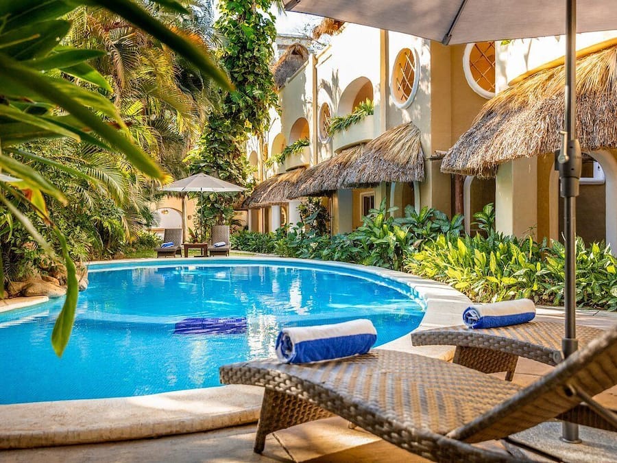 Piscina exterior, espreguiçadeiras