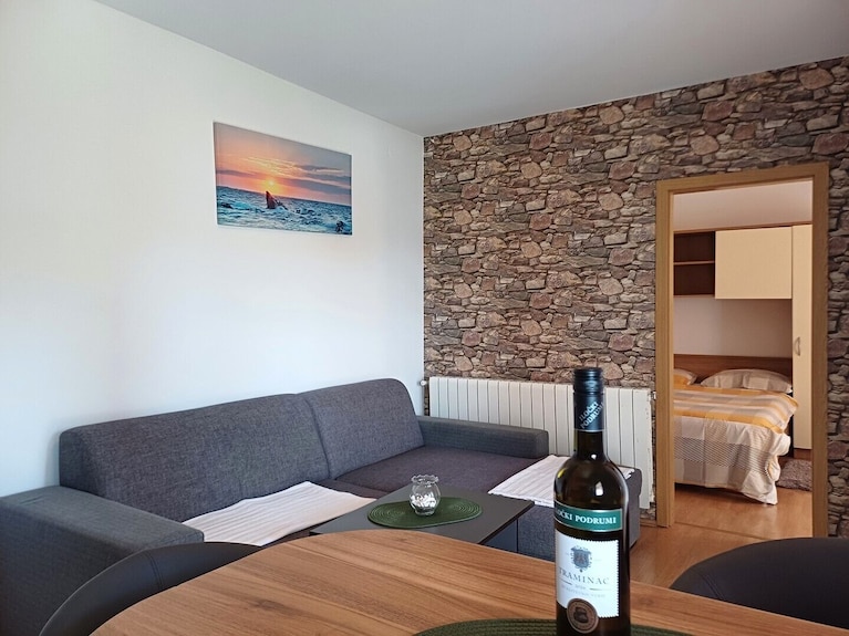 Apartment Samira °1 Charming And Family-friendly With Parking, Air Conditioning, And Pet-friendly Amenities - Krk