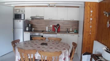 Apartamento | Cozinha privada | Um frigorífico, um micro-ondas, um forno, uma máquina de lavar louça