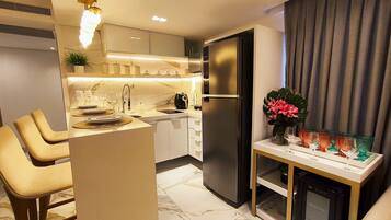 Apartamento Básico | Cozinha privada | Um micro-ondas, uma placa de cozinha, uma cafeteira/bule