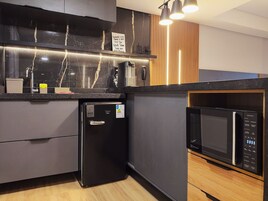 Apartamento | Cozinha privada | Um micro-ondas, uma placa de cozinha, uma cafeteira/bule 