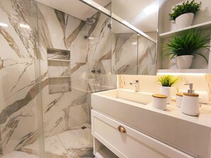 Apartamento Básico | Casa de banho | Um polibã, um secador de cabelo, toalhas fornecidas 