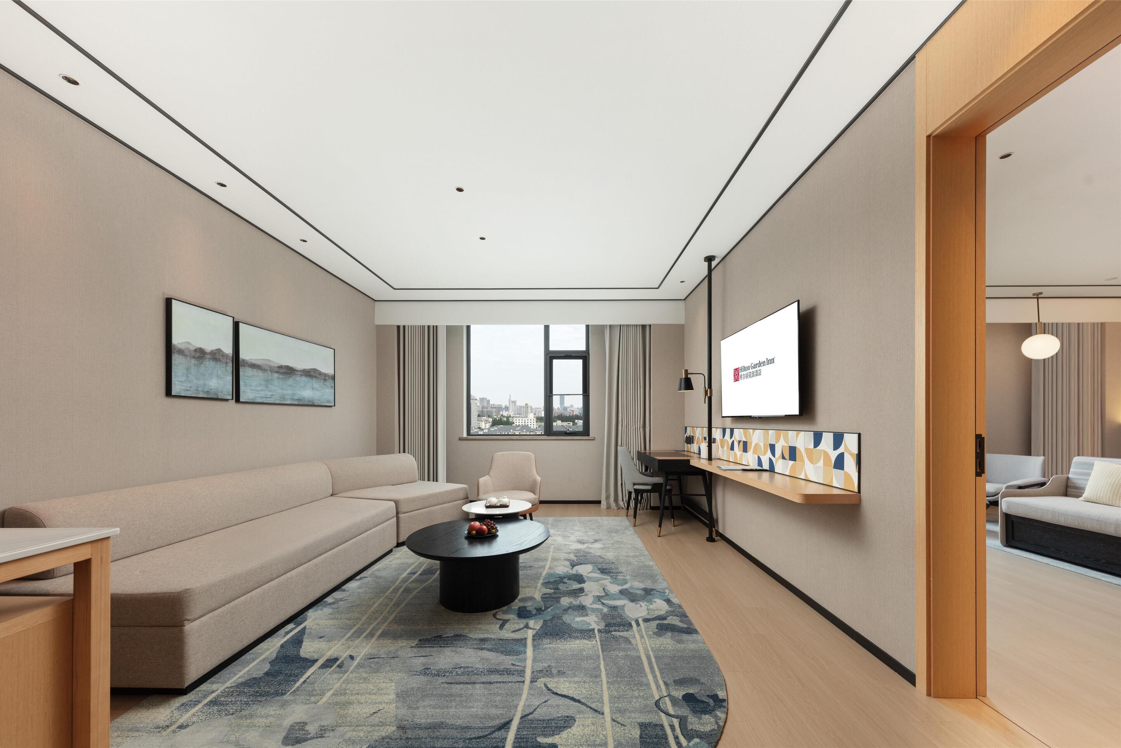 Suite Deluxe, 1 cama king-size | Sala de estar | Televisor LCD de 55 polegadas com canais via satélite 