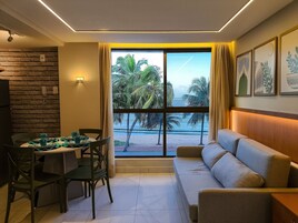 Apartamento Básico | Sala de estar | Smart TV de 38 polegadas com canais via satélite 