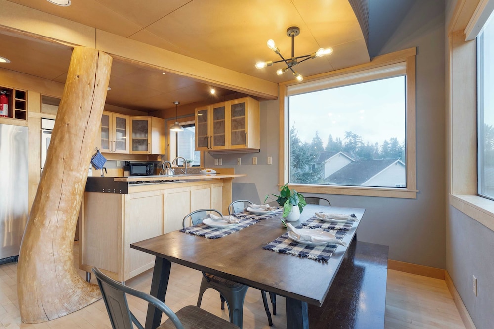 Deck Views, Fire Pit, Pool, 3 Mins To Beach Madrona Tree Retreat By Avantstay - Port Townsend, WA