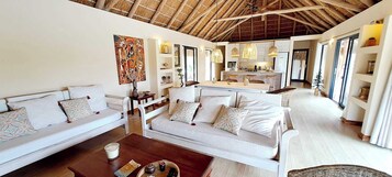 Vila superluxo, 2 quartos, piscina particular, vista para a praia | Área de estar | Livros