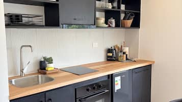 Loft, Vista para a cidade | Cozinha privada | Um forno, uma chaleira elétrica, utensílios de cozinha